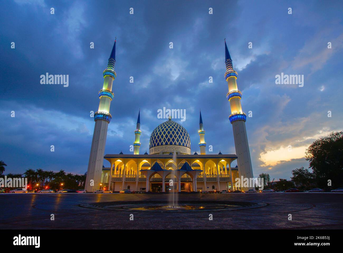 Sunset of Masjid Negeri Shah Alam or well known officially as Mosque of ...