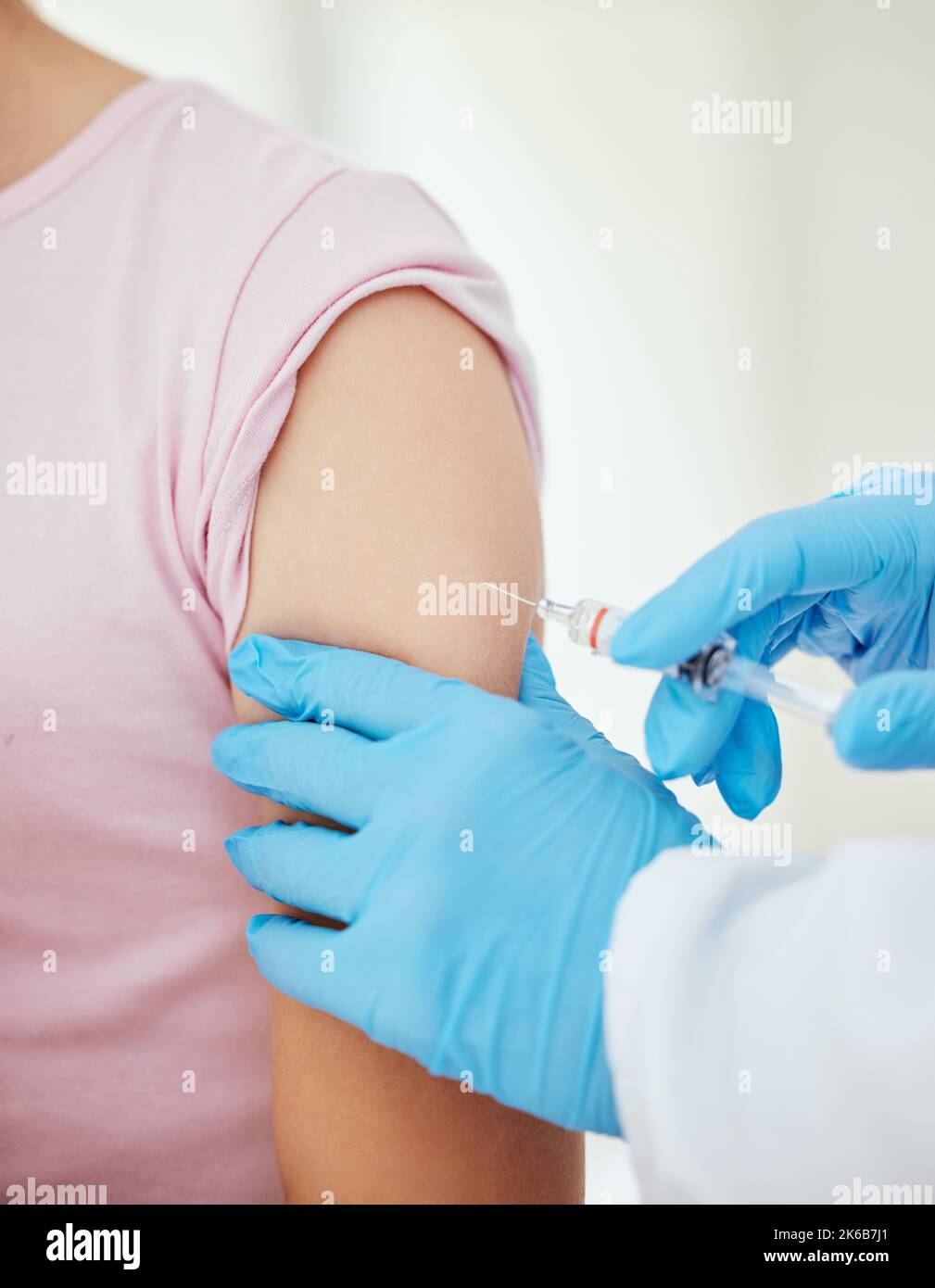 Doctor giving injection patient hi-res stock photography and images - Alamy