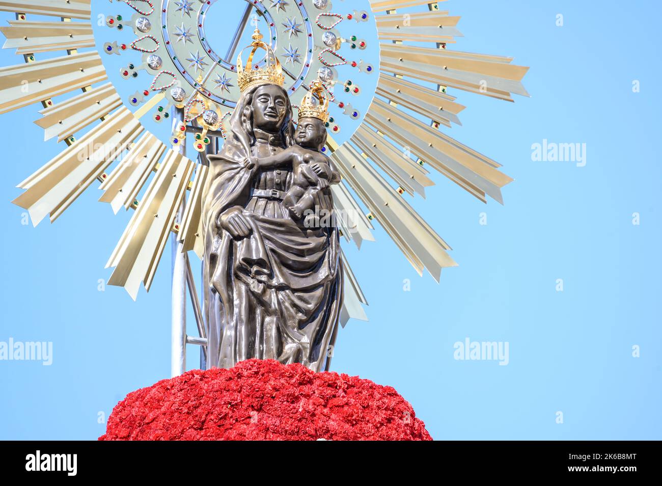 Ofrenda de Flores a la Virgen del Pilar de Zaragoza. Fiestas del Pilar ...