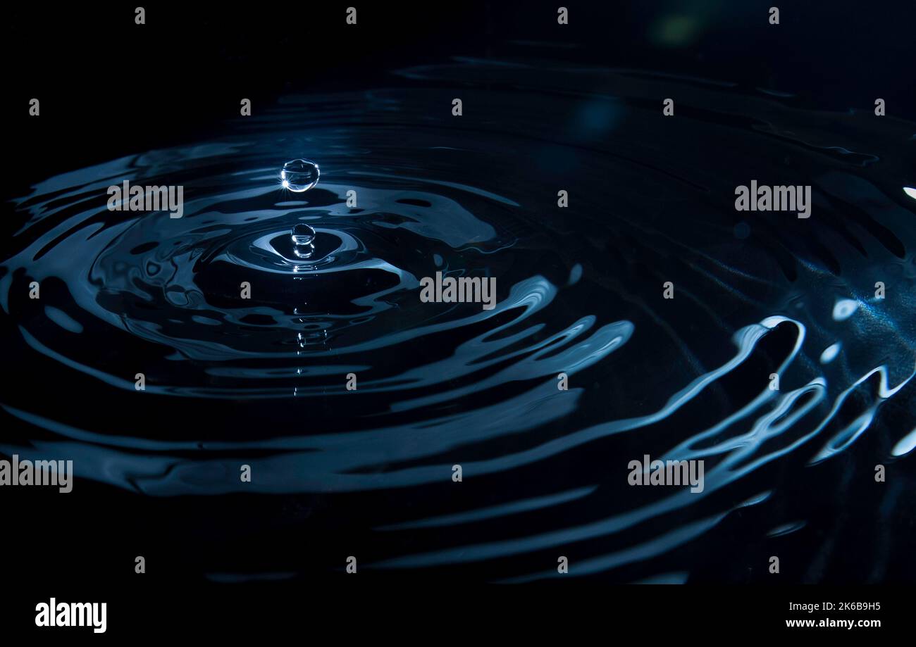 Kropla wody spada do zbiornika hi-res stock photography and images - Alamy