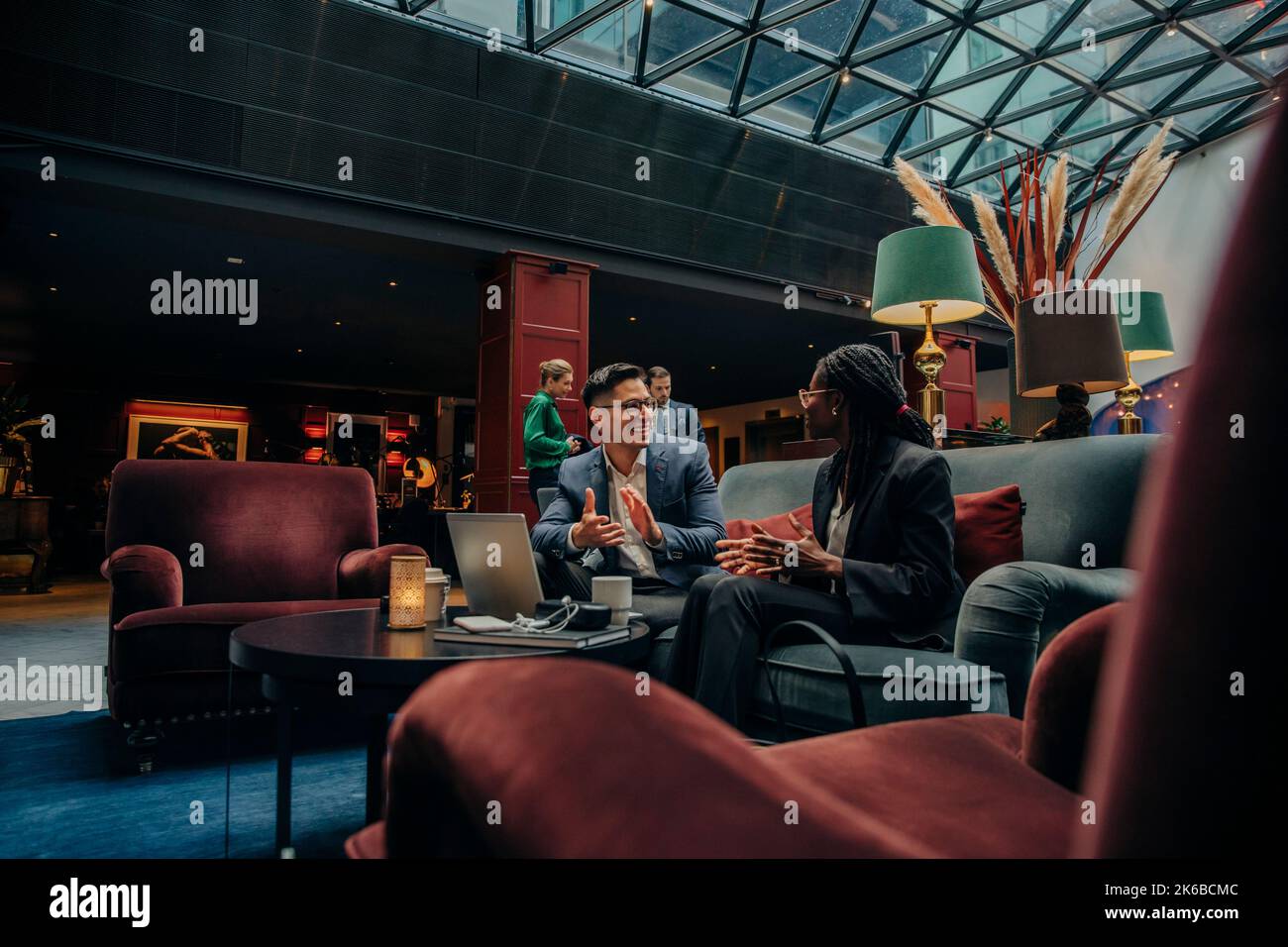 Hotel executive lounge business woman hi-res stock photography and ...