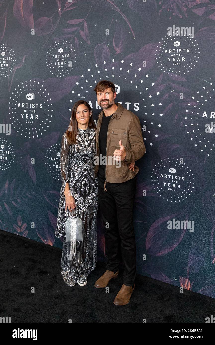 Walker Hayes (R) and his wife Laney Beville Hayes (R) walk the arrival ...