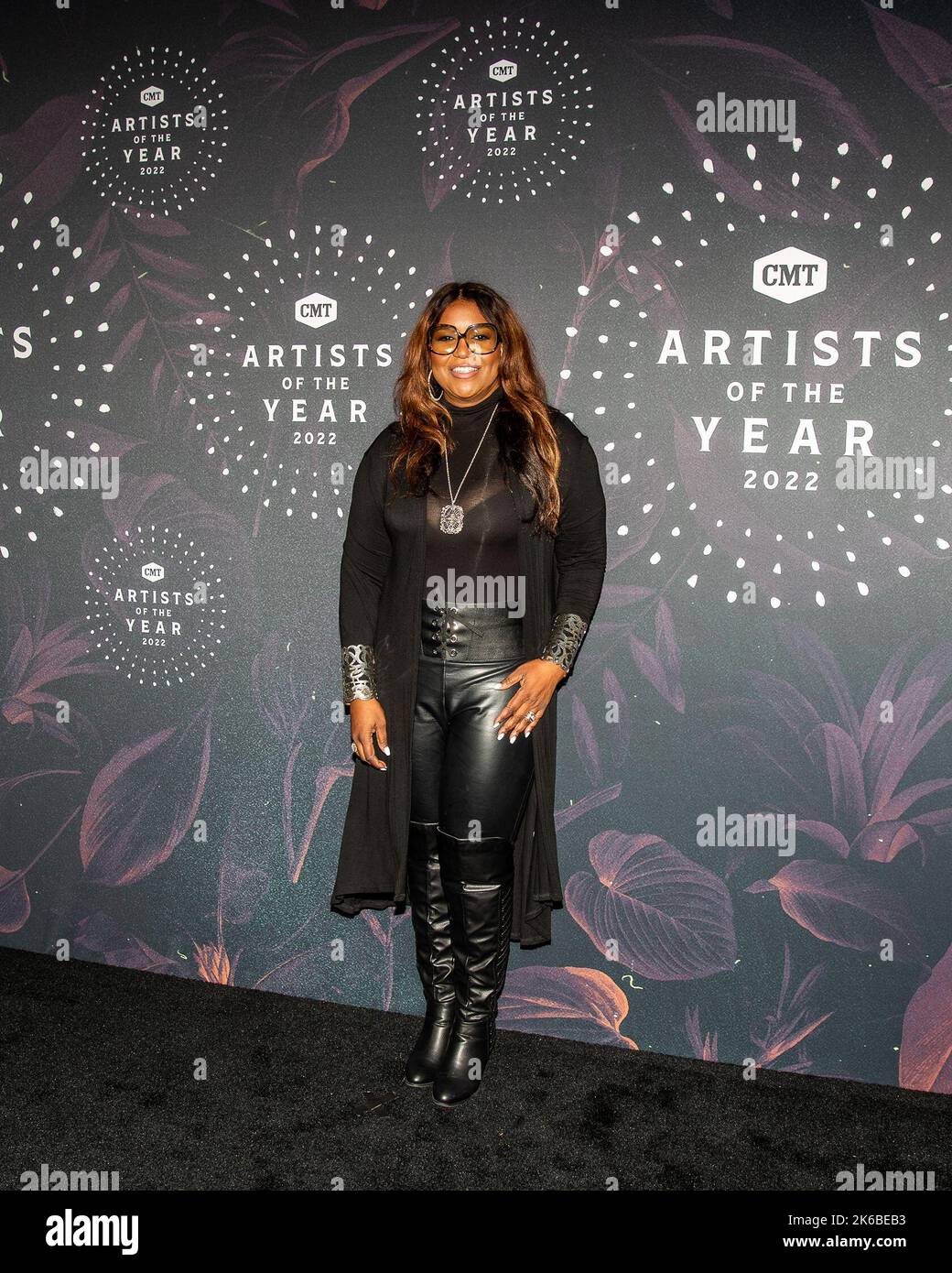 Wendy Moten walks the arrival carpet at the CMT Artists of the Year at ...