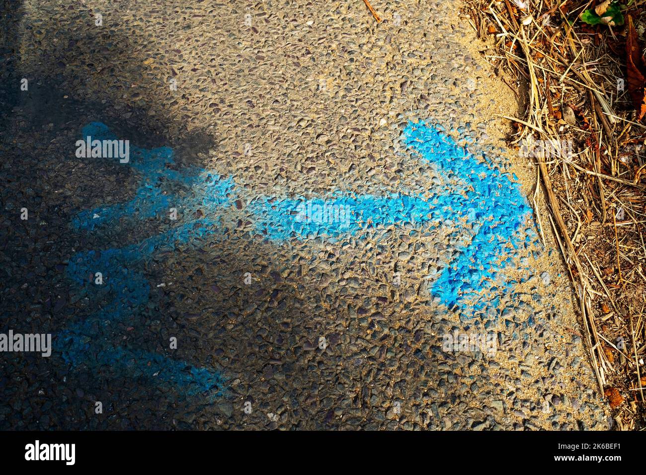 Blue spray painted arrow hi-res stock photography and images - Alamy