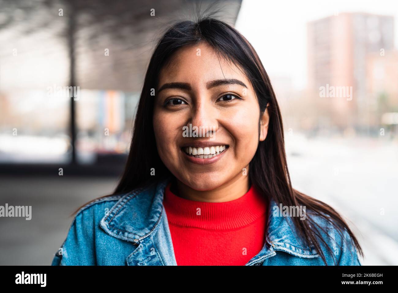 Female native american portrait hi-res stock photography and images - Alamy
