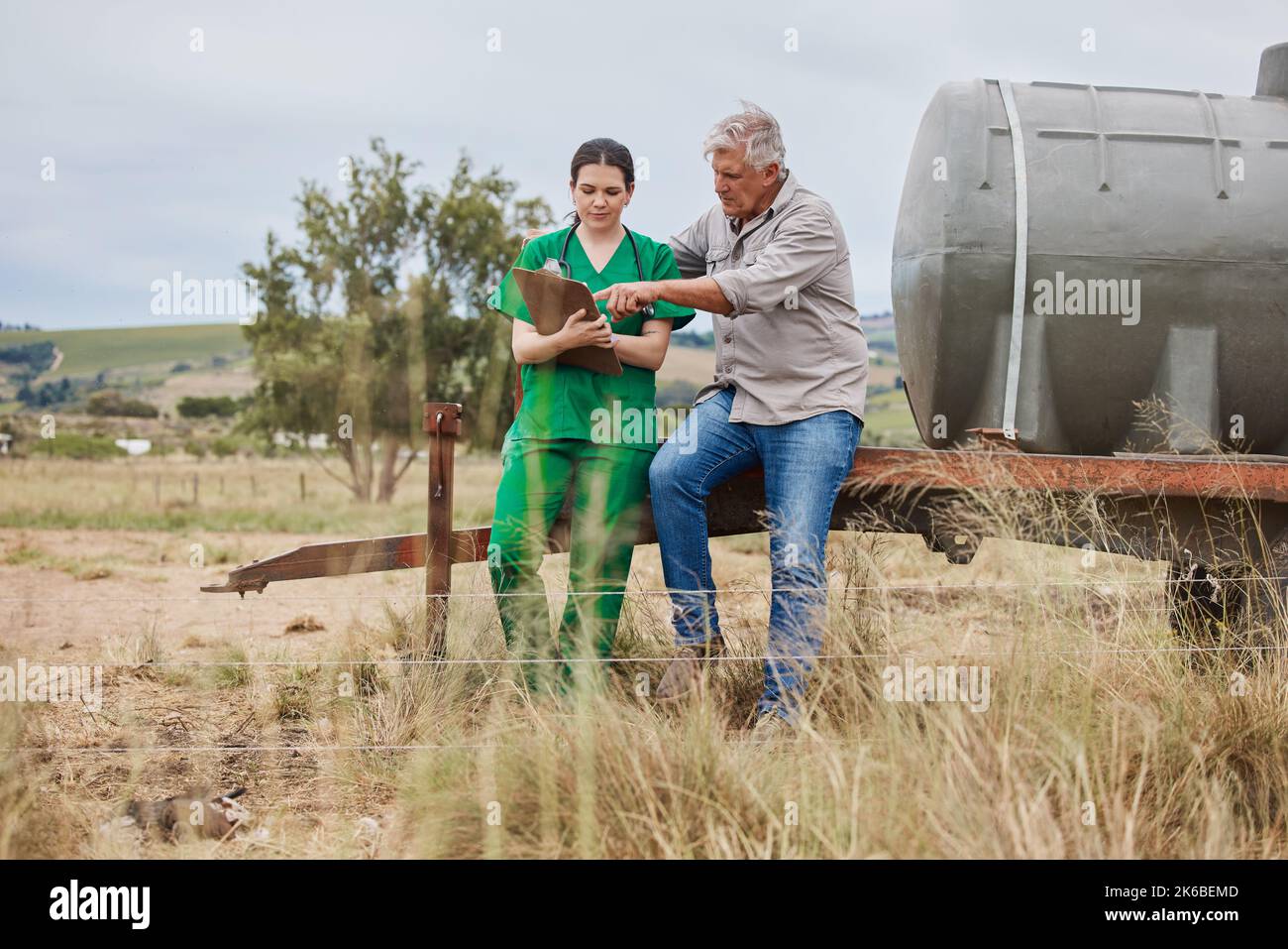 Vet talking to farmer hi-res stock photography and images - Alamy