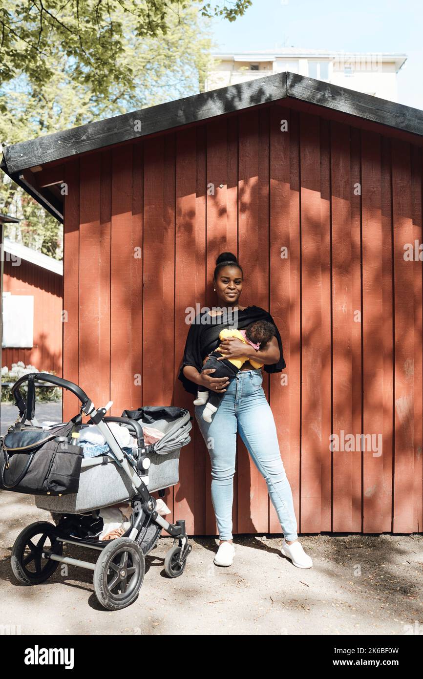 Breastfeeding baby exterior hi-res stock photography and images - Alamy