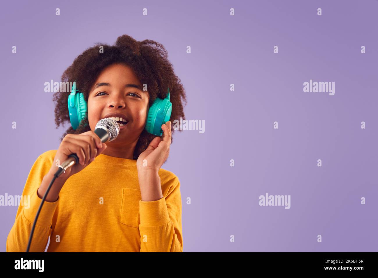 Children headphones mic hi-res stock photography and images - Alamy