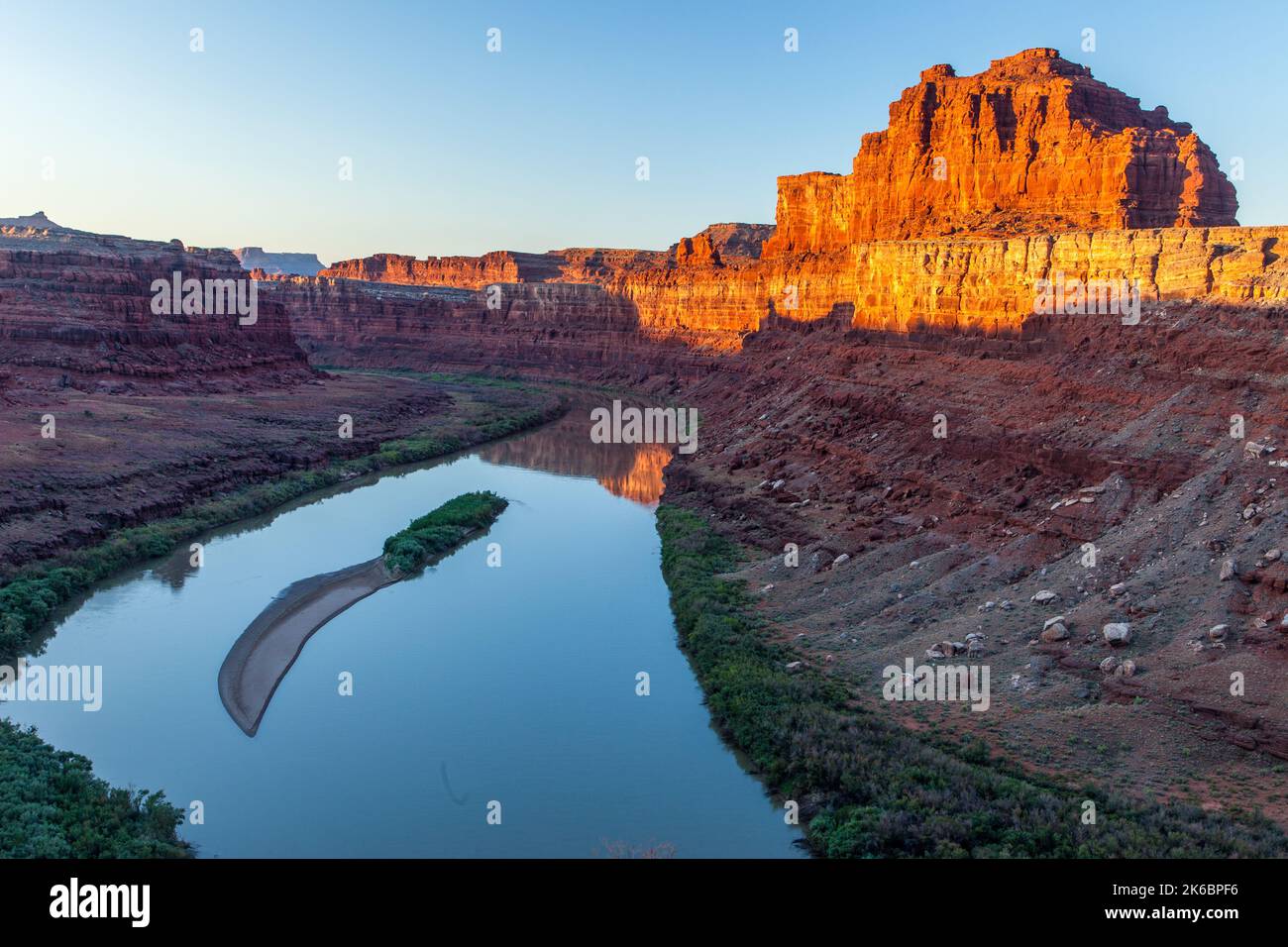 A knife-shaped island in the Colorado River at the Goose Neck in ...