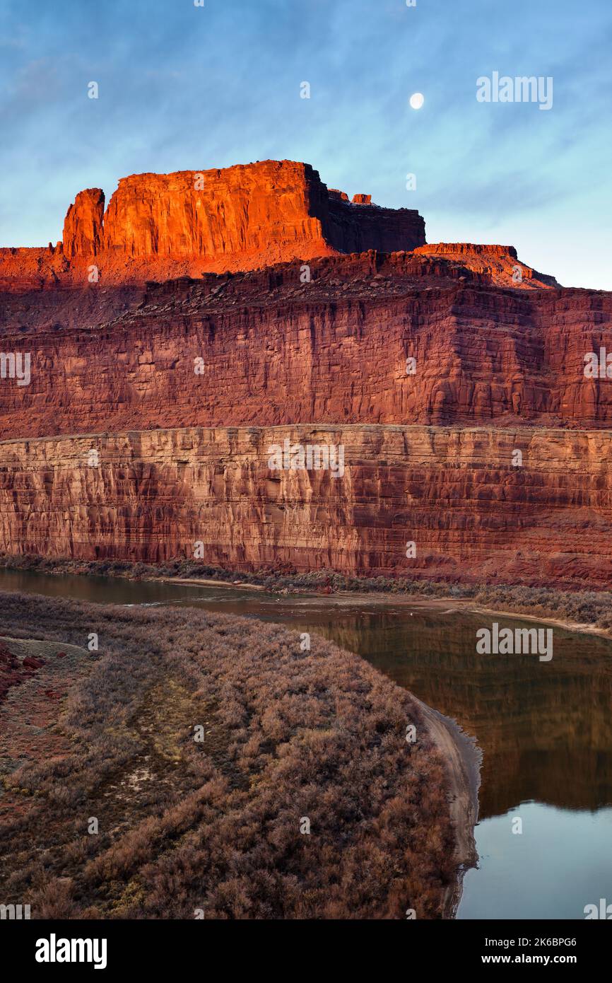 Setting gibbous moon over a Moenkopi sandstone formation near the ...
