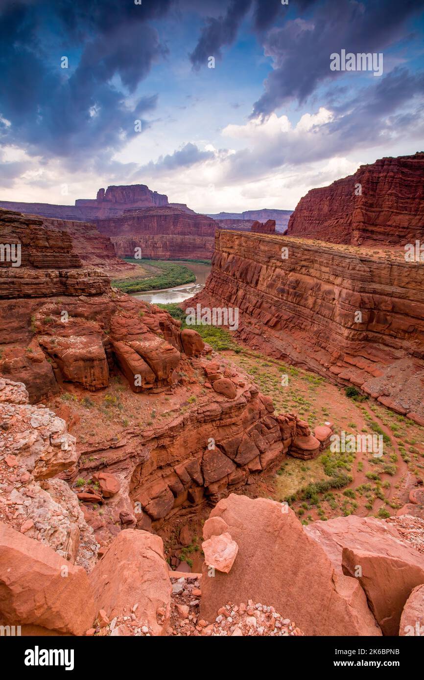 Cloudy skies over the Goose Neck of the Colorado River in Meander ...