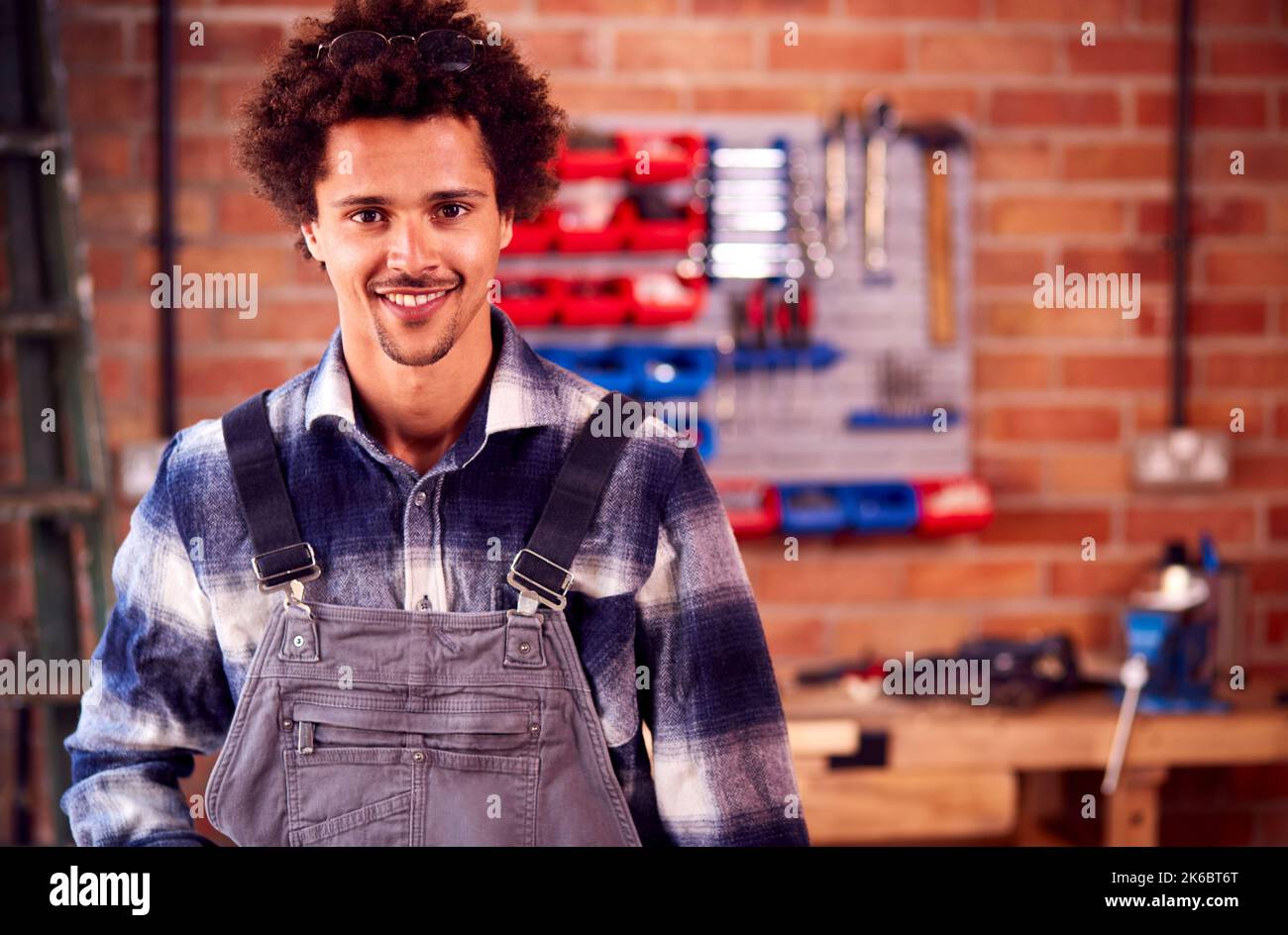 Man wearing overalls hi-res stock photography and images - Alamy