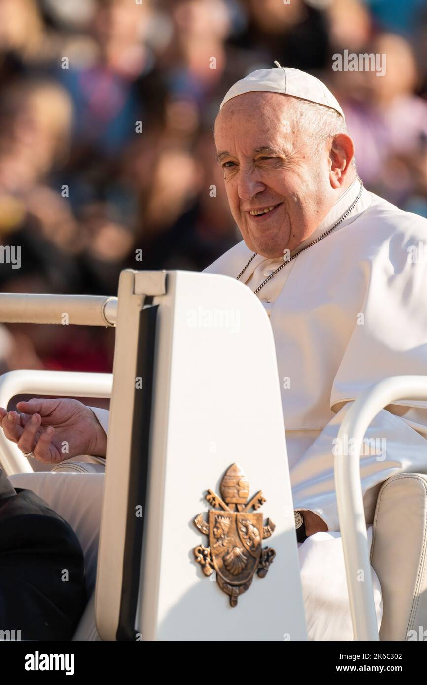 Pope Francis arrives at St. Peter's Square. Traditional Pope Francisí ...