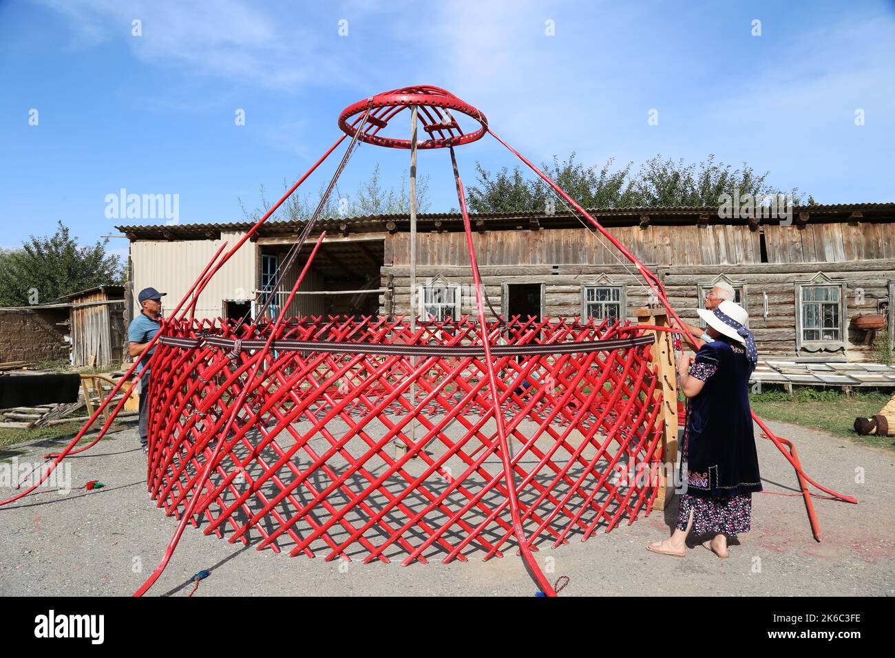 Erecting a Boz Uy (Kyrgyz Yurt) - supporting Tunduk with Uuk (Step 9 of ...