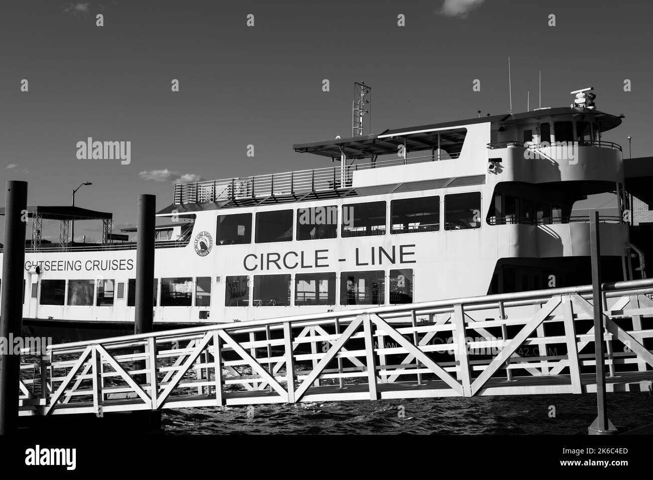 Circle line sightseeing cruise Black and White Stock Photos & Images ...