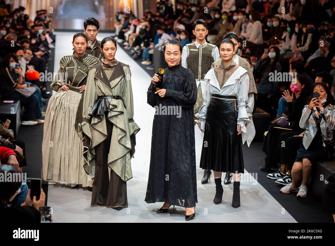 Taipei. 13th Oct, 2022. Hu Jun Cheng holds the first prize when the ...