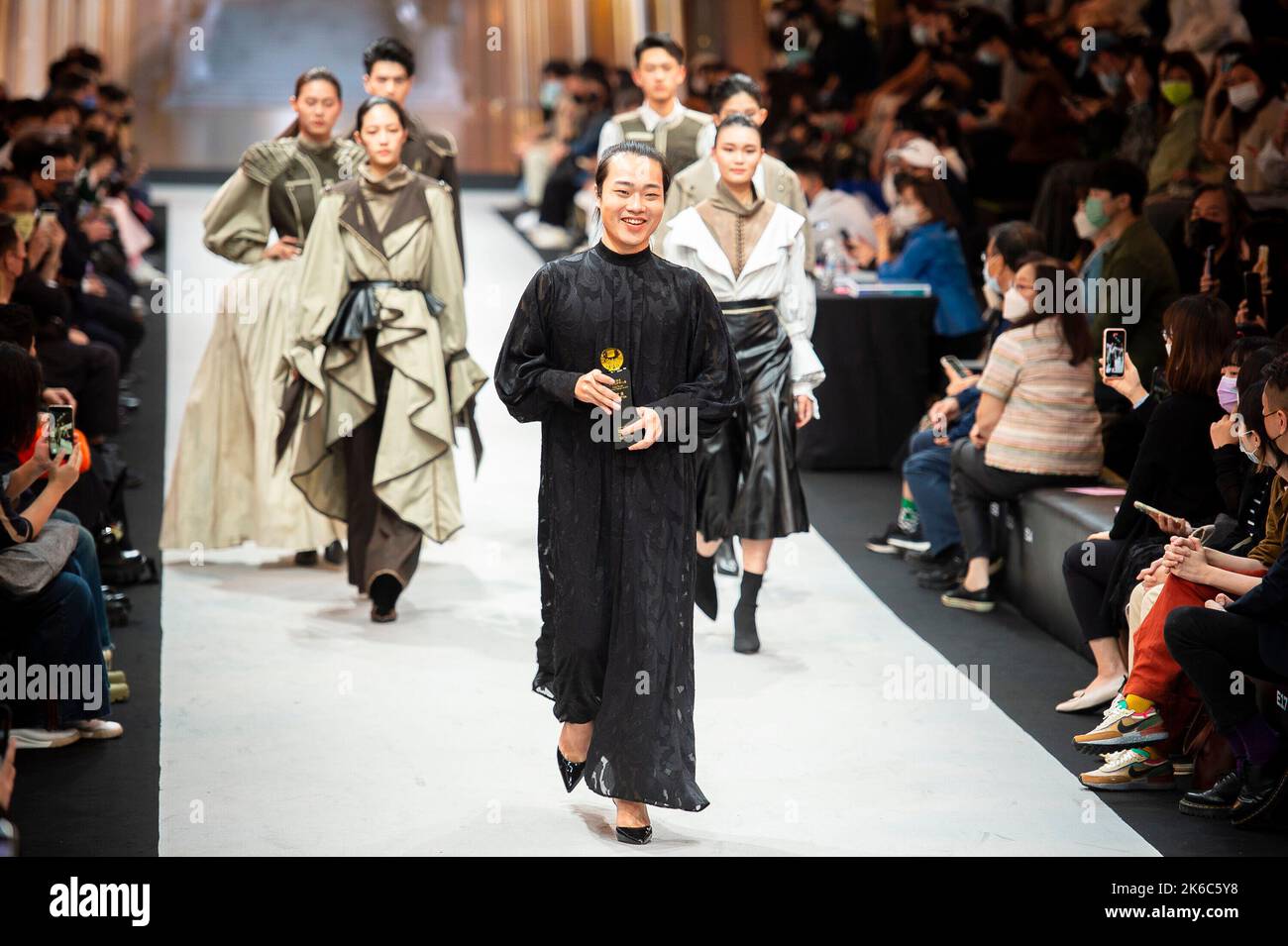 Taipei. 13th Oct, 2022. Hu Jun Cheng holds the first prize when the ...