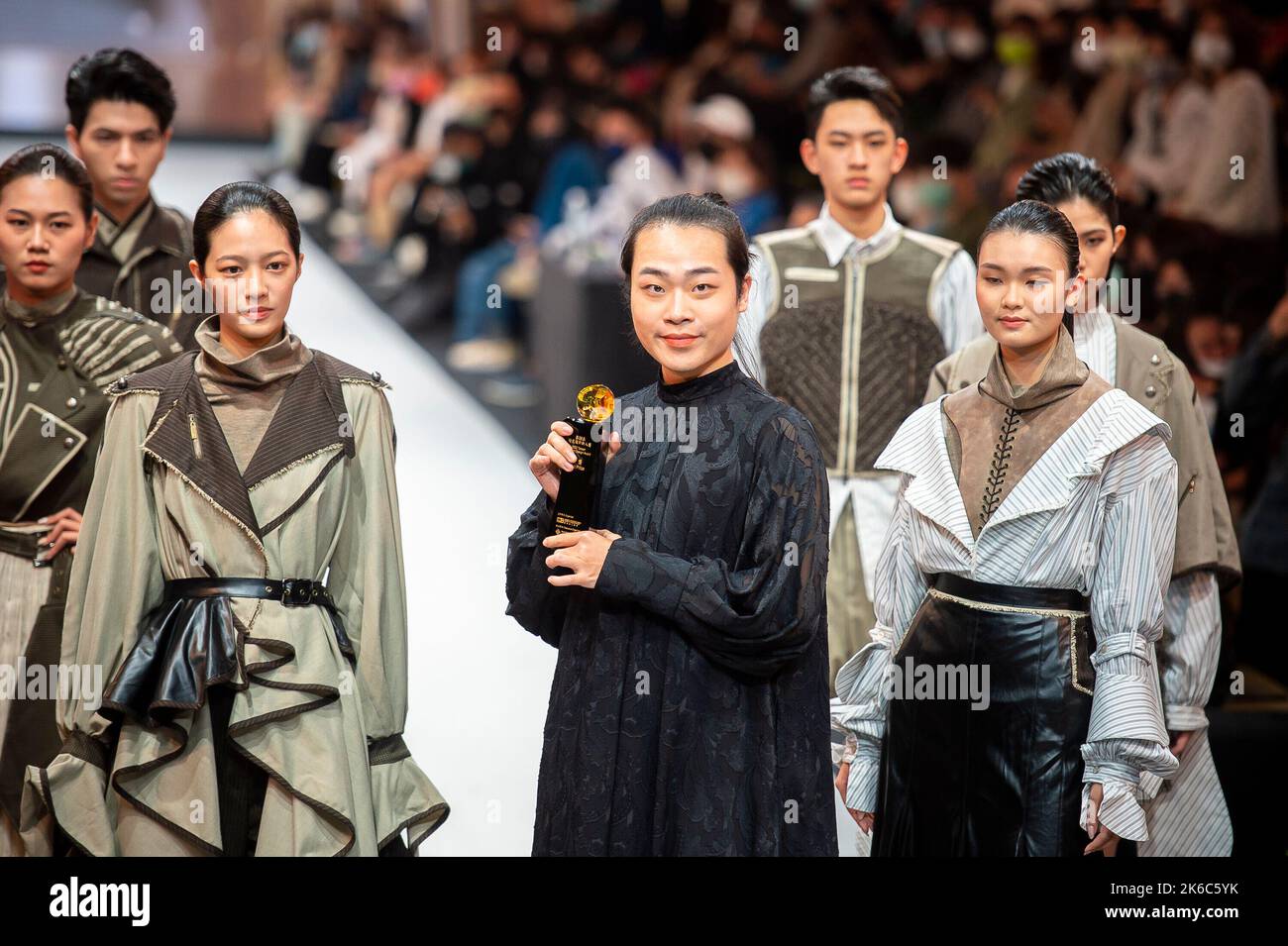Taipei. 13th Oct, 2022. Hu Jun Cheng holds the first prize when the ...