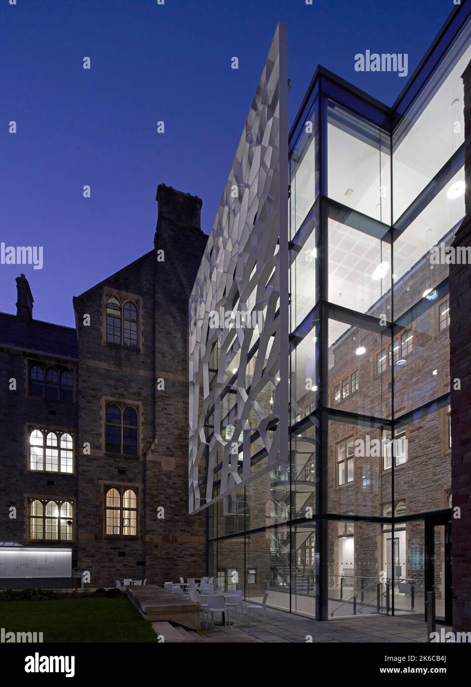 Courtyard at dusk. University of Bristol: Fry Building, Bristol, United ...