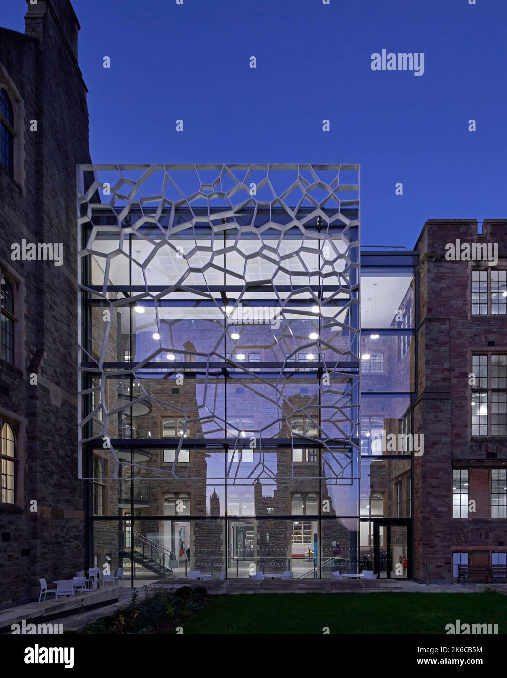 Courtyard at dusk. University of Bristol: Fry Building, Bristol, United ...