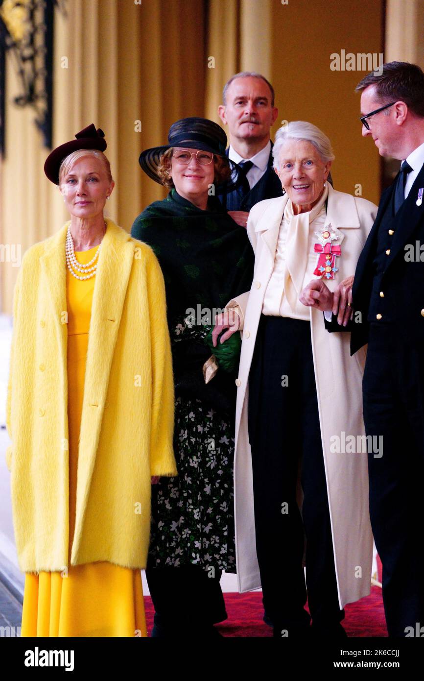 Prince wales investiture ceremony buckingham palace hi-res stock ...