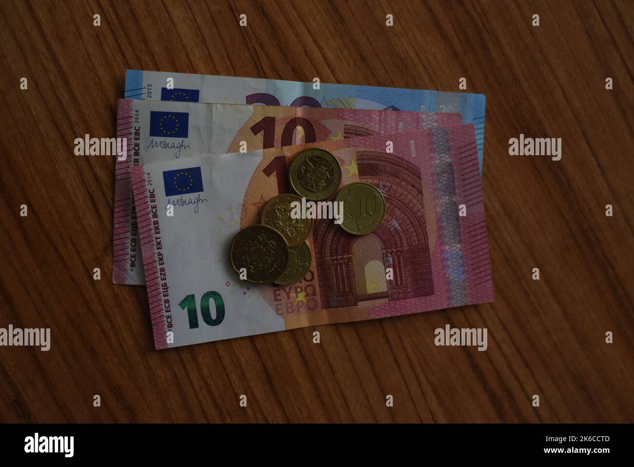 Cash, change and banknotes of various sizes Stock Photo - Alamy