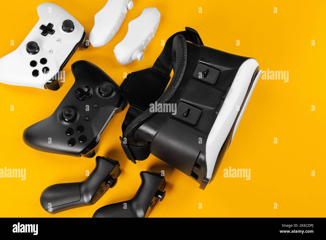 VR Headset on color table background Stock Photo - Alamy