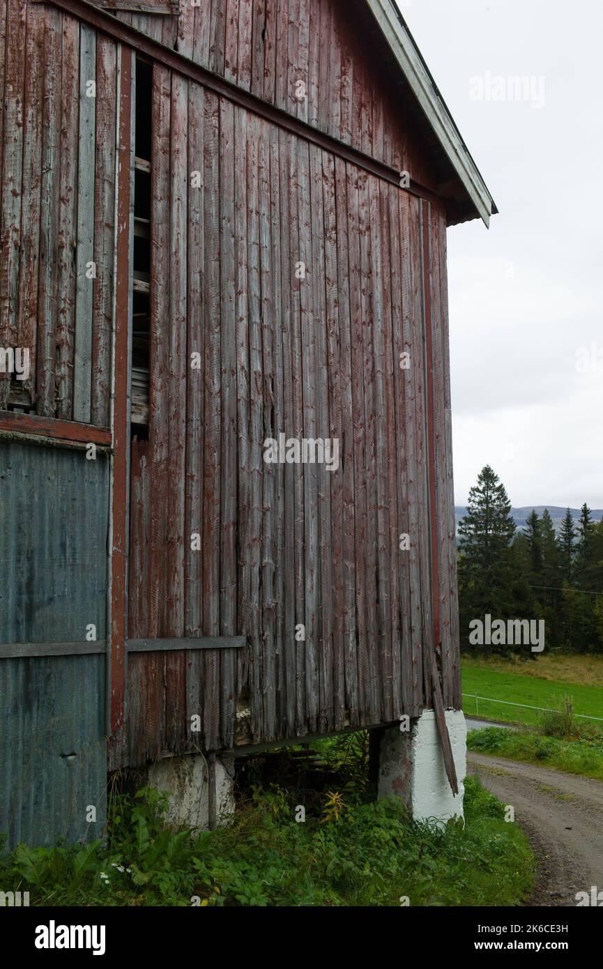 Wooden barn in traditional design in rural setting Stock Photo - Alamy