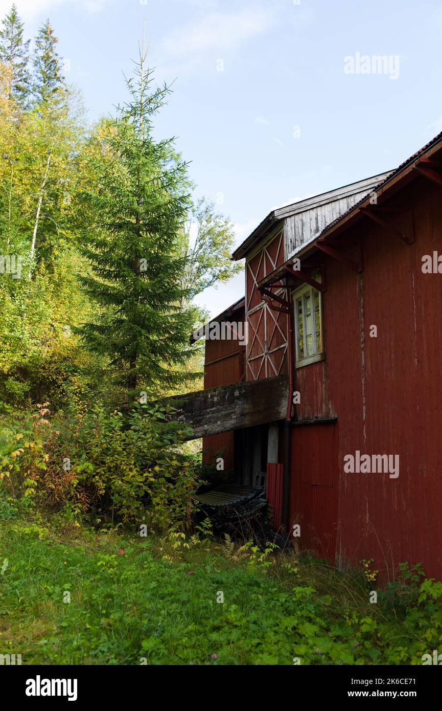 Wooden barn in traditional design in rural setting Stock Photo - Alamy