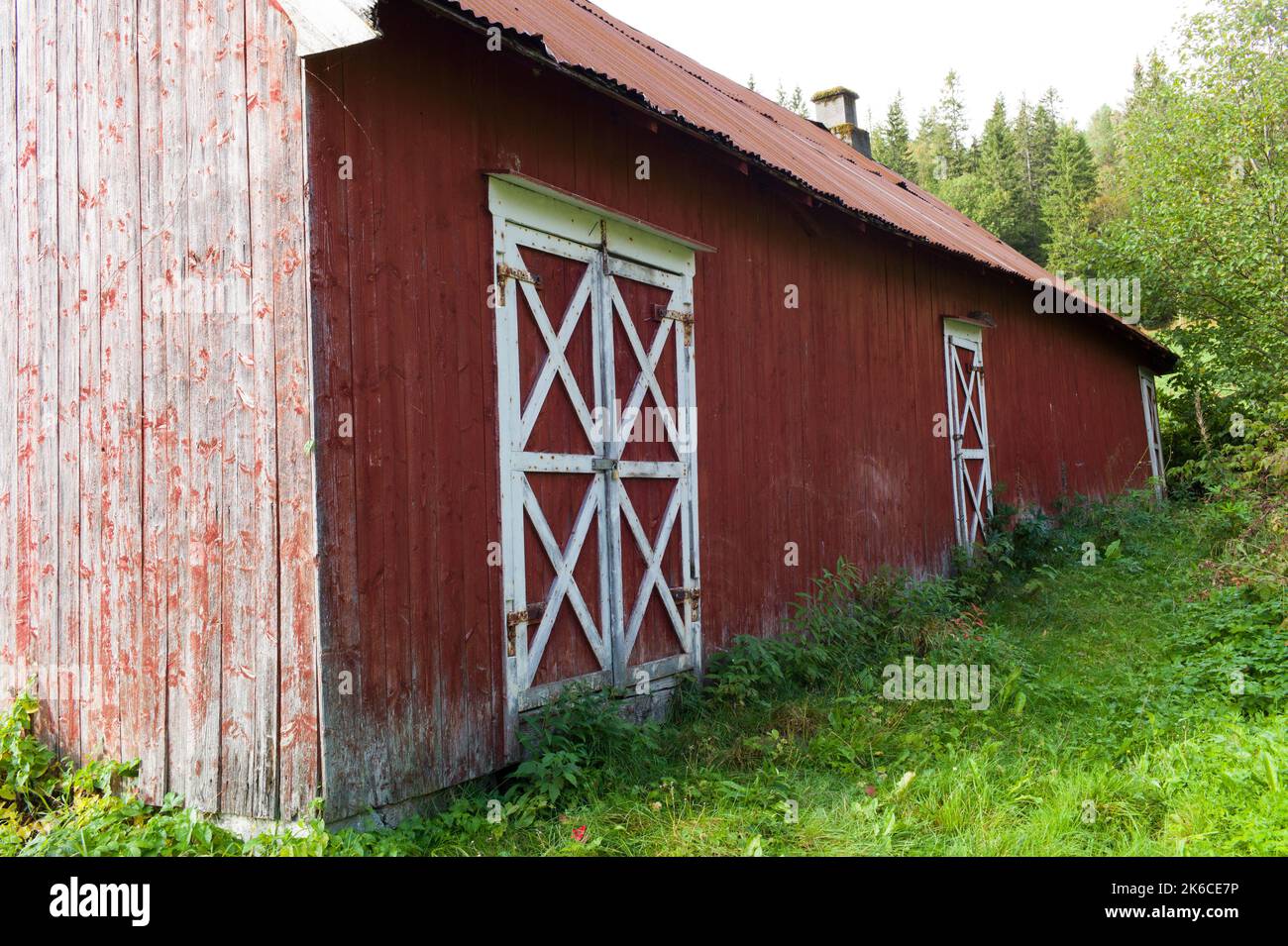 Wooden barn in traditional design in rural setting Stock Photo - Alamy