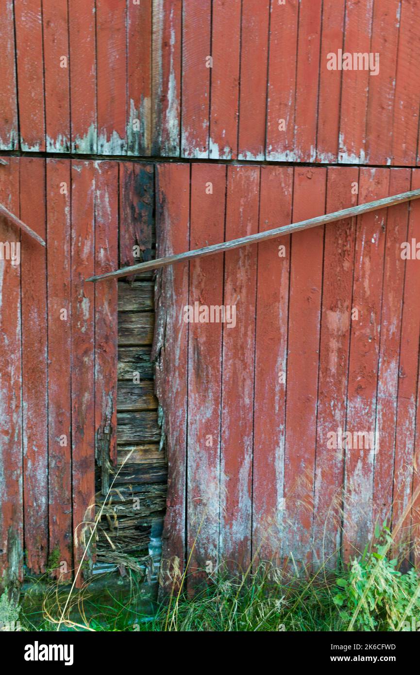Wooden barn in traditional design in rural setting Stock Photo - Alamy