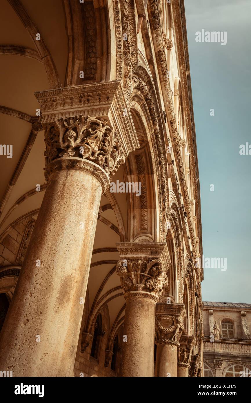 Pillar and arch hi-res stock photography and images - Alamy