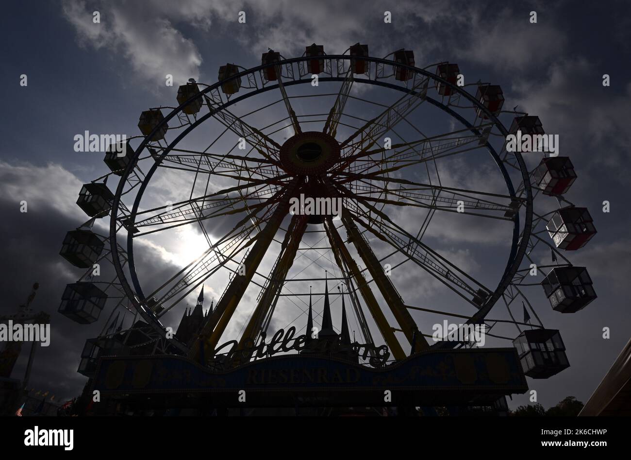 13 October 2022, Thuringia, Erfurt: A 45-meter-high Ferris wheel stands ...