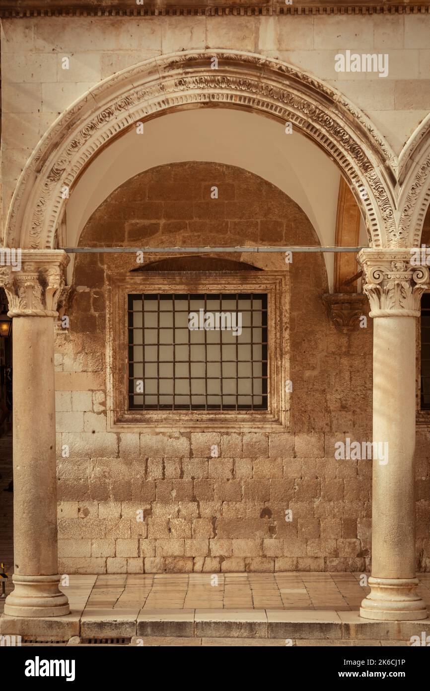 Pillar and arch hi-res stock photography and images - Alamy