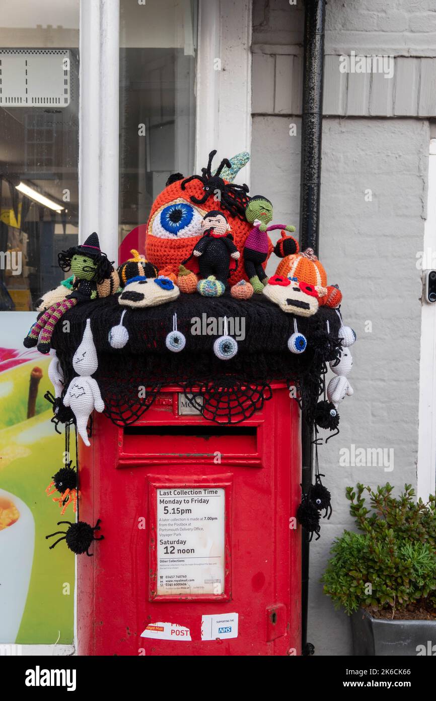 Knitted Halloween Post Box Topper With Pumpkins Ghosts Spider And A Witch Stock Photo Alamy knitted-halloween-post-box-topper-with-pumpkins-ghosts-spider-and-a-witch-stock-photo-alamy