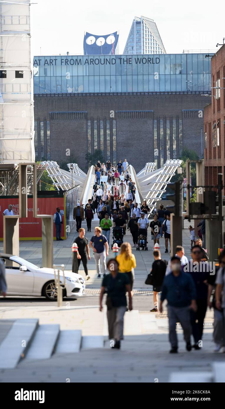 Telephoto lens viewpoint toward Millennium bridge from Knightrider ...
