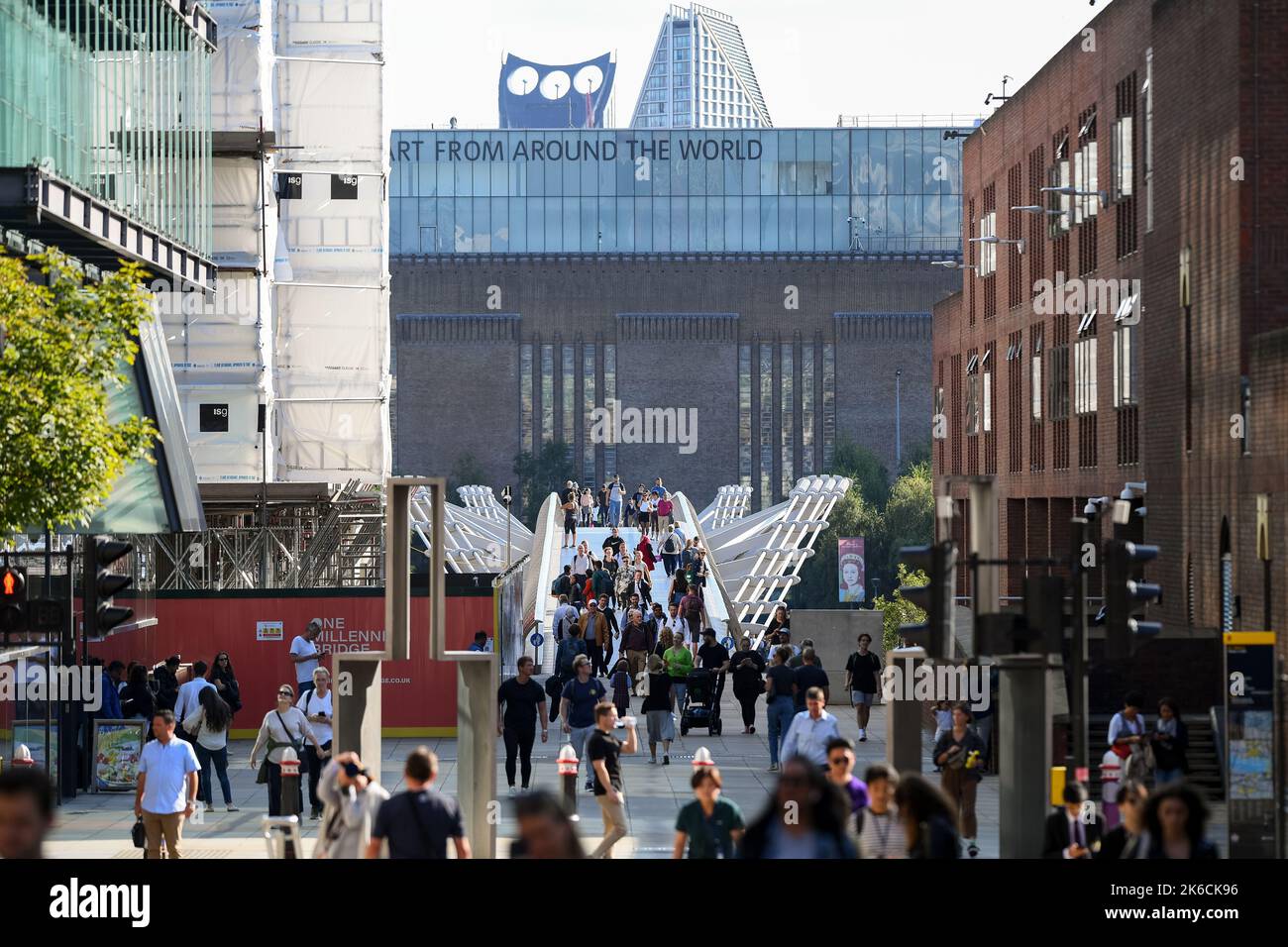 Telephoto lens viewpoint toward Millennium bridge from Knightrider ...