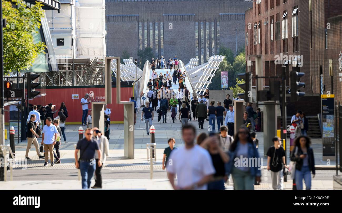 Telephoto lens viewpoint toward Millennium bridge from Knightrider ...