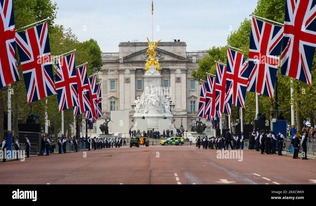 A view up The Mall towards Buckingham Place on the day the Queens ...