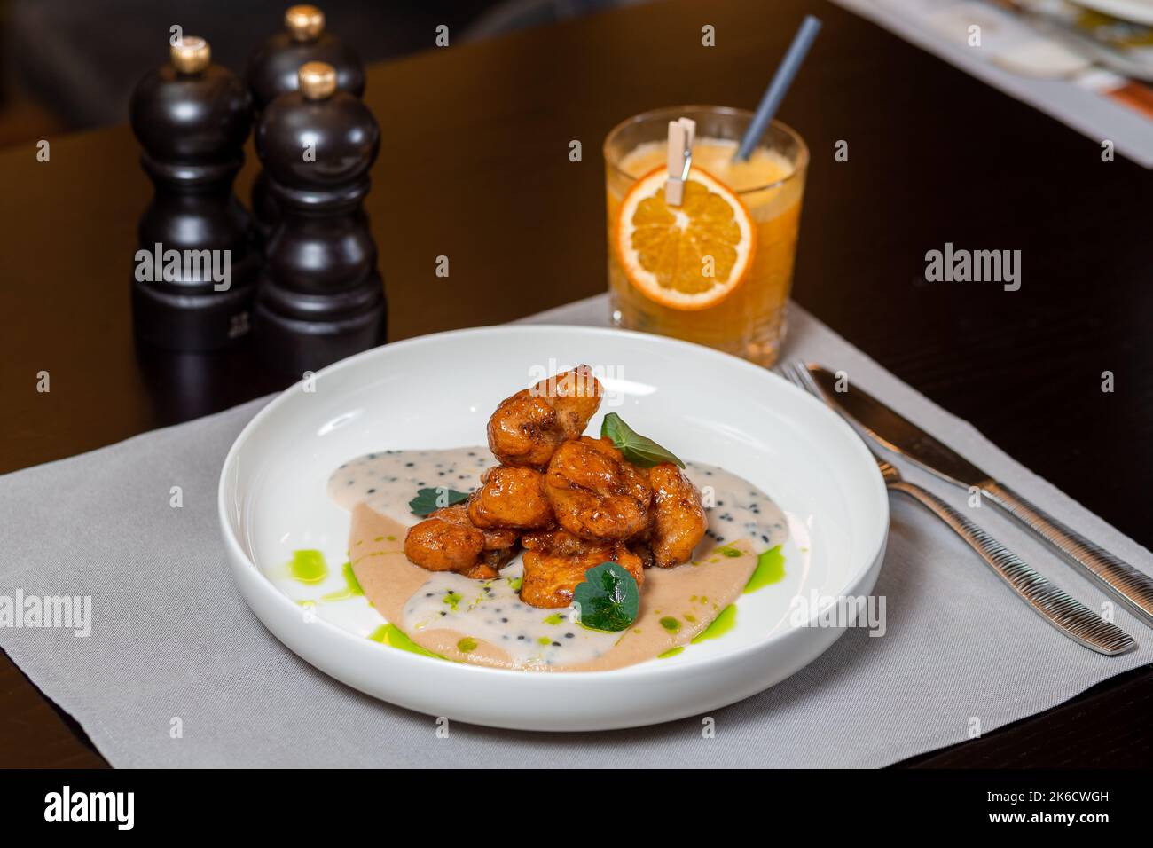 Table eating poultry hi-res stock photography and images - Alamy