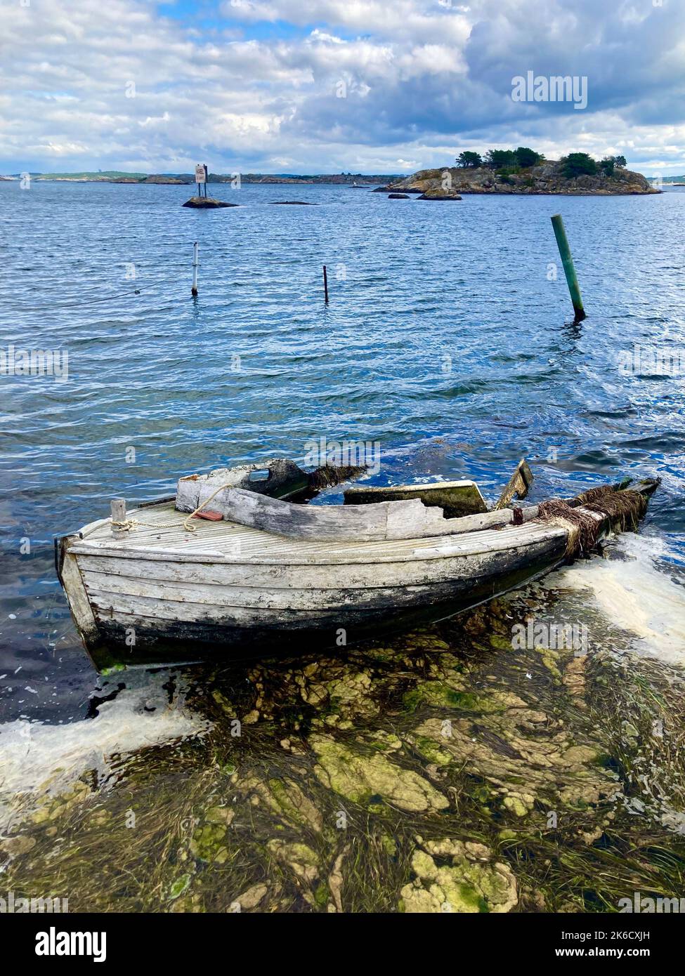 A wrecked boat hi-res stock photography and images - Alamy