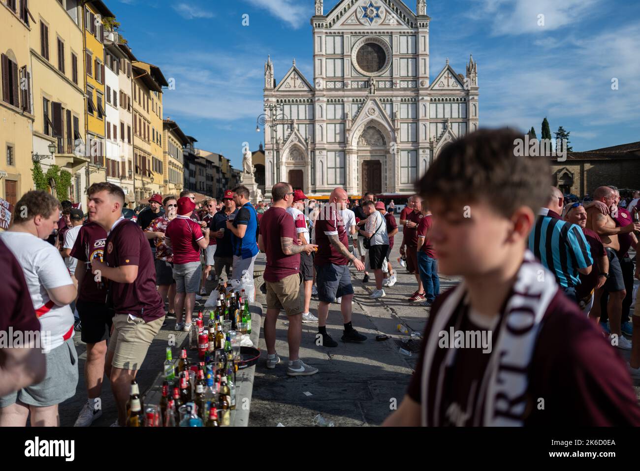 Supporters of Hearts of Midlothian drinking and singing in the ...