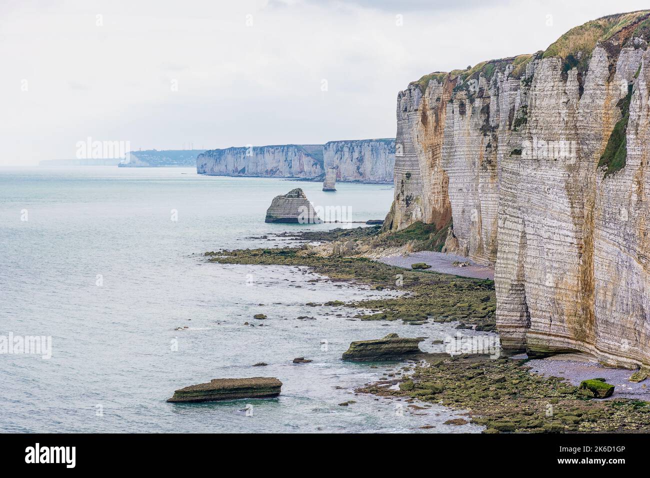 Scenic view of the white cliffs coastline at Etretat in Normandy ...