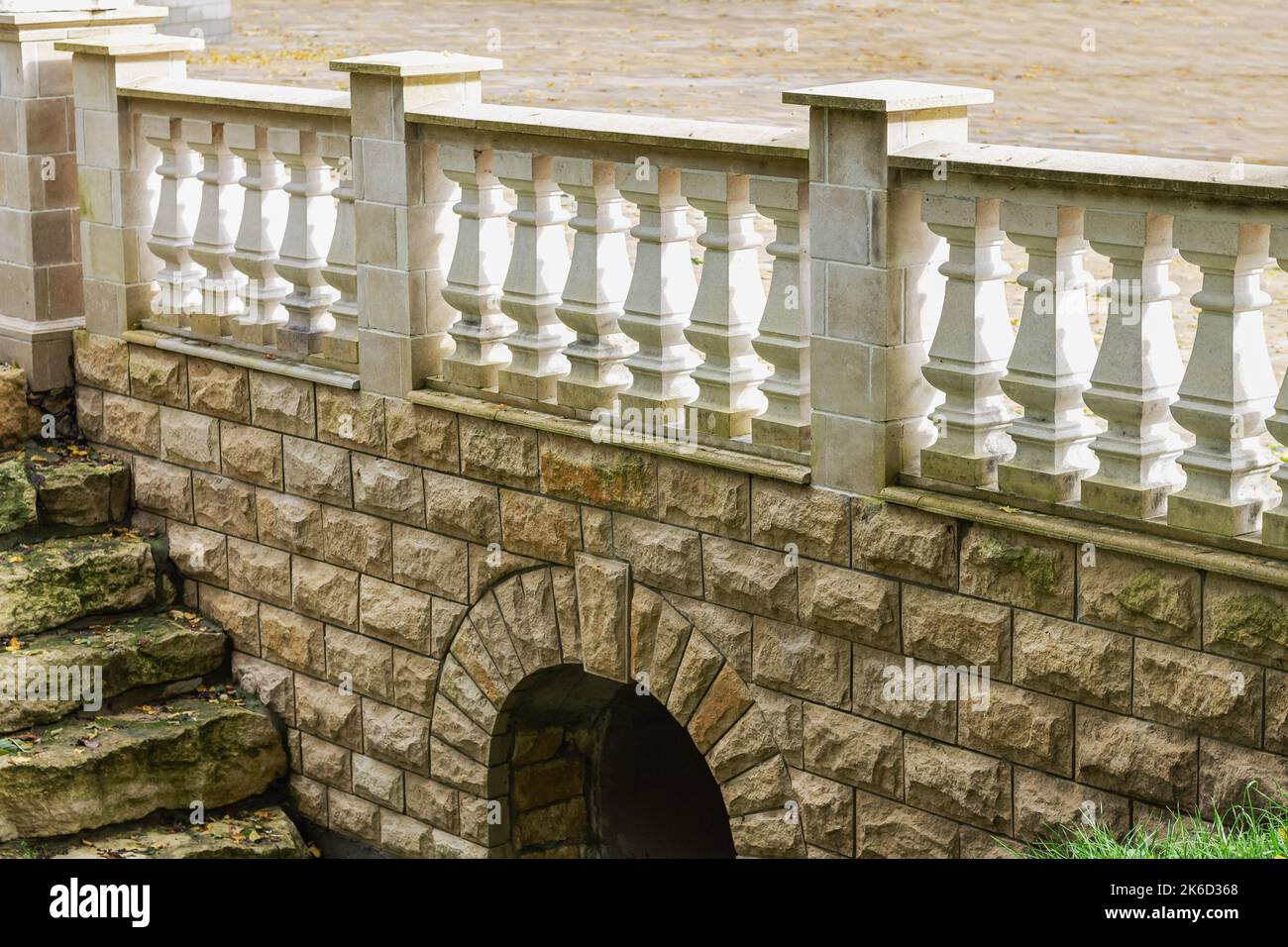 Vintage roman arch decorative hi-res stock photography and images - Alamy