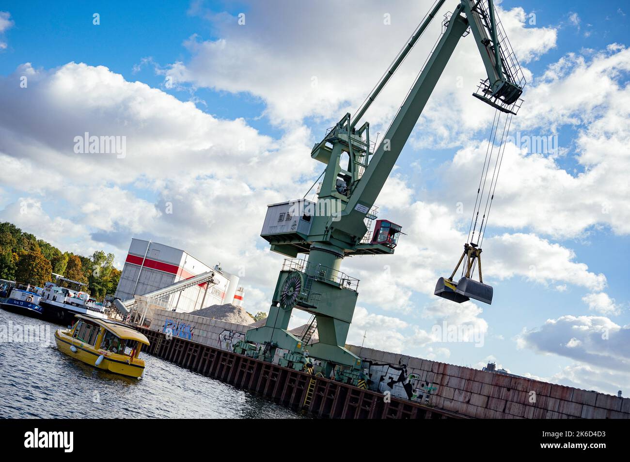 Berlin, Germany. 06th Oct, 2022. A Deutsche Post DHL solar ship sails ...