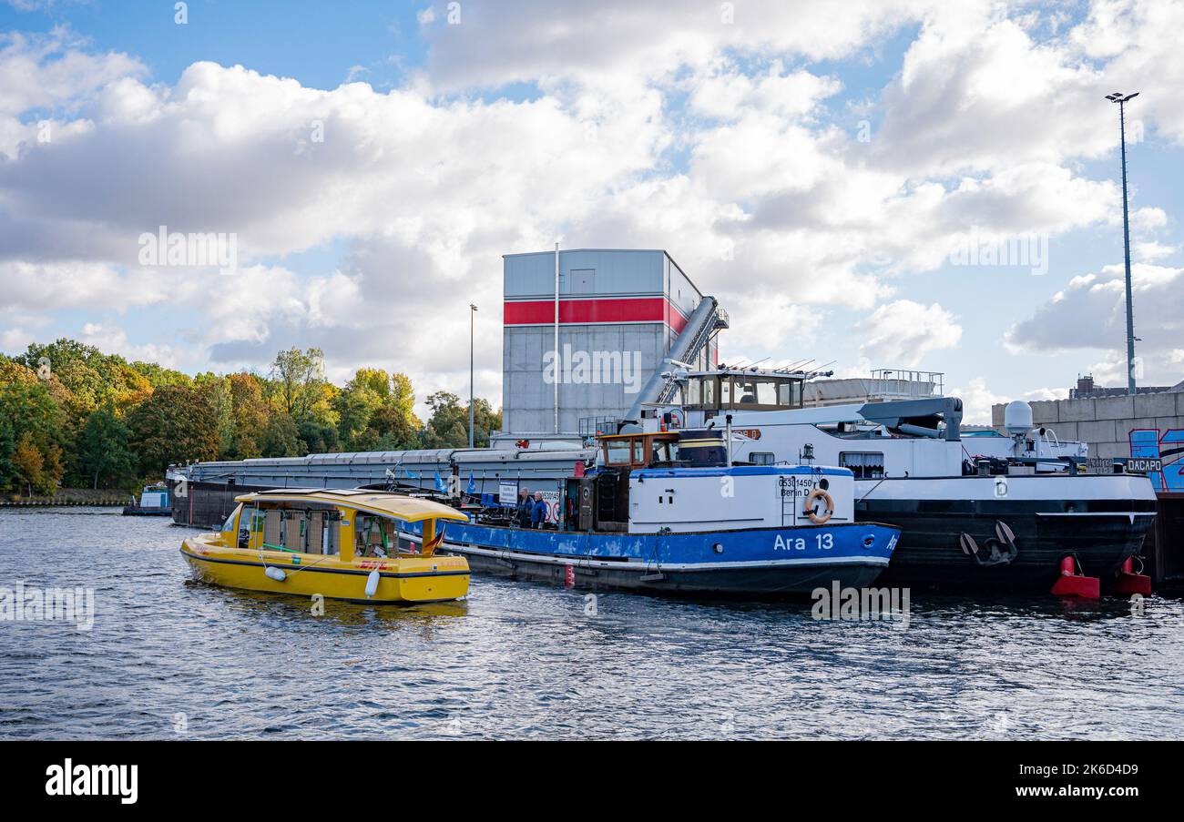 Berlin, Germany. 06th Oct, 2022. A Deutsche Post DHL solar ship sails ...