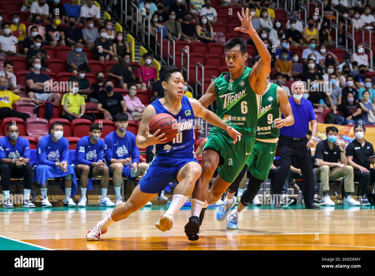 Eastern Long Lions #10 Ricky Yang (L) manoeuvres the ball past Fong ...