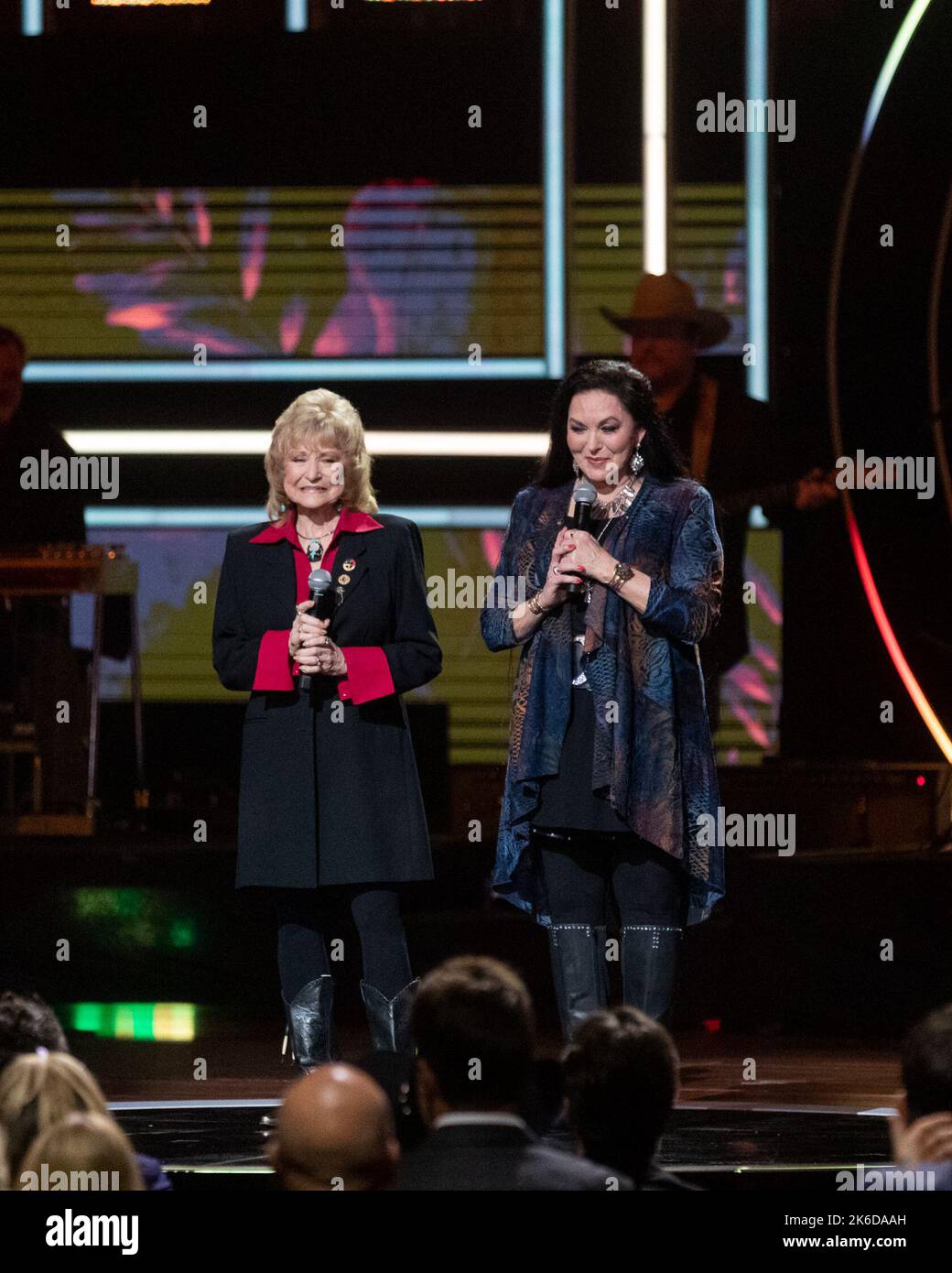 Peggy Sue Wright (L) and Crystal Gayle (R) sisters of Loretta Lynn ...