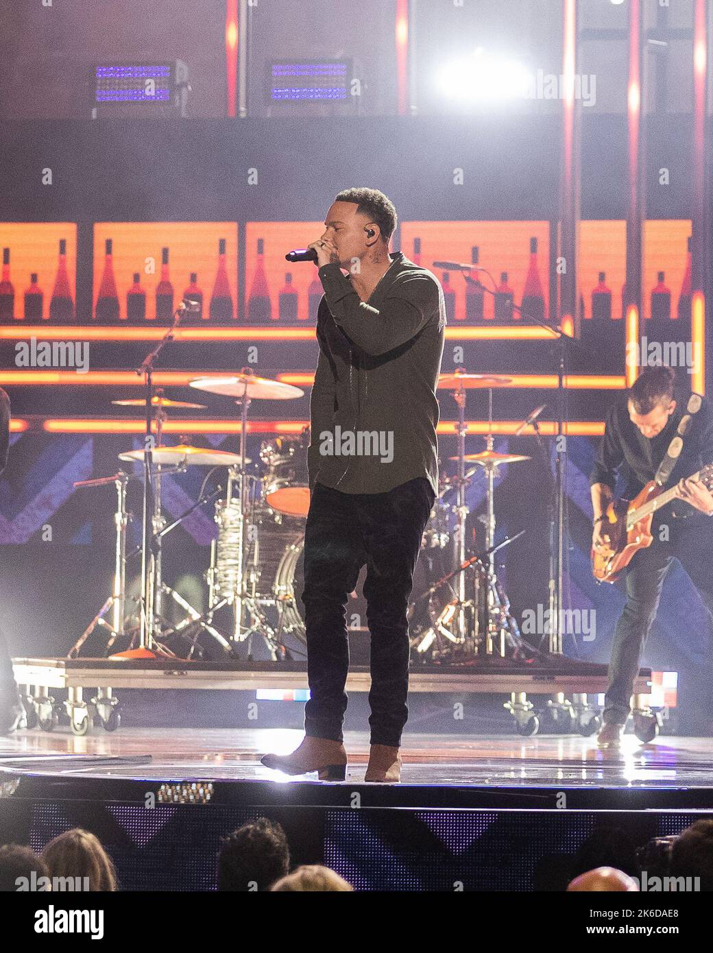 Kane brown on stage hi-res stock photography and images - Alamy