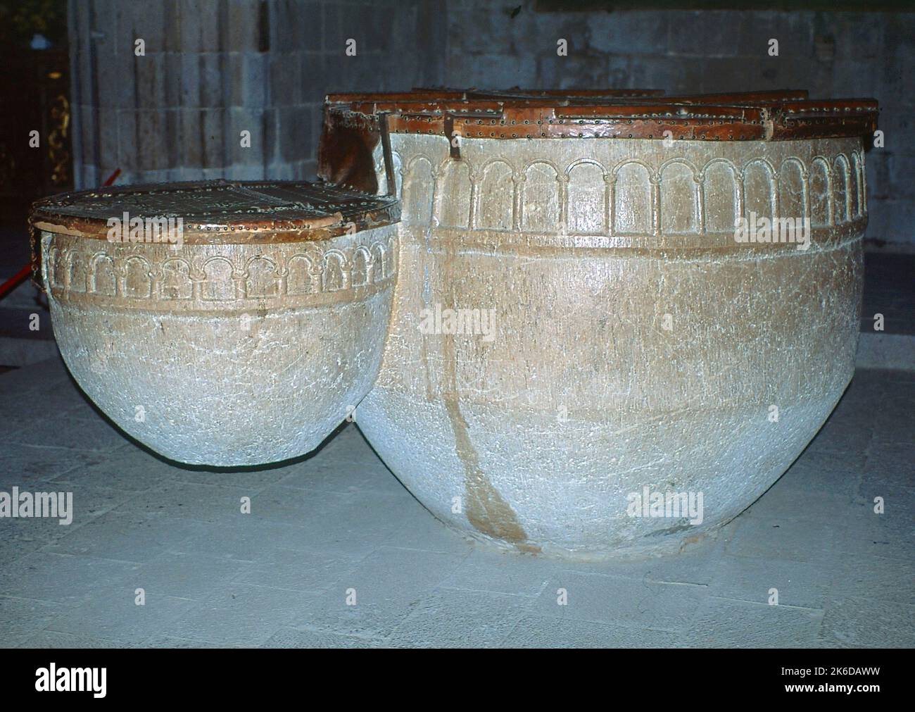 PILA BAUTISMAL - SIGLO XI - ROMANICO CATALAN. Location: MARIENKIRCHE ...